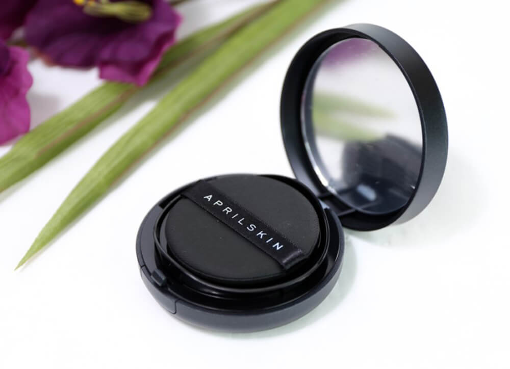 Thiết kế bao bì tông chủ đạo màu đen tạo sự quý phái và sang trọng.